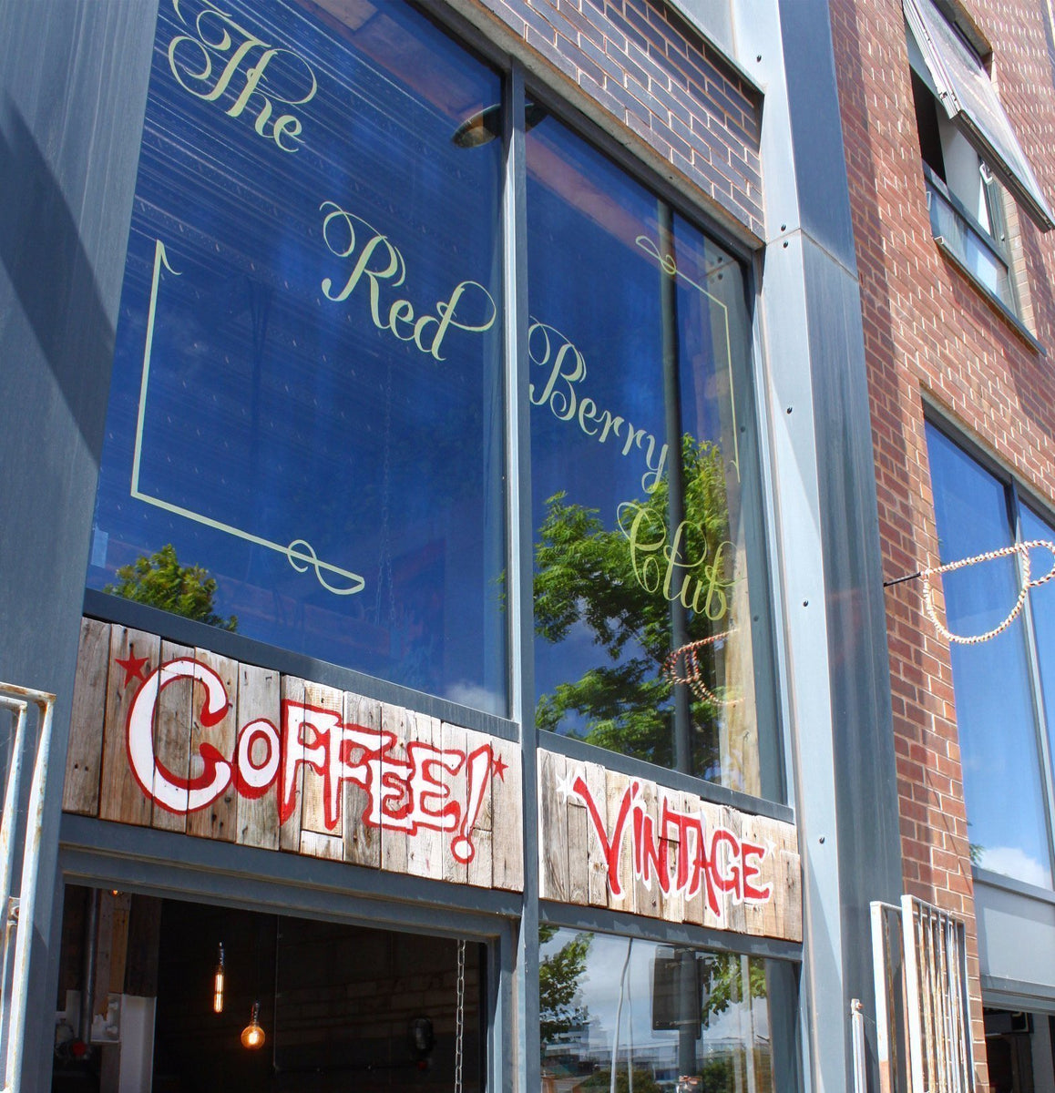 Vintage & Coffee – The Red Berry Club